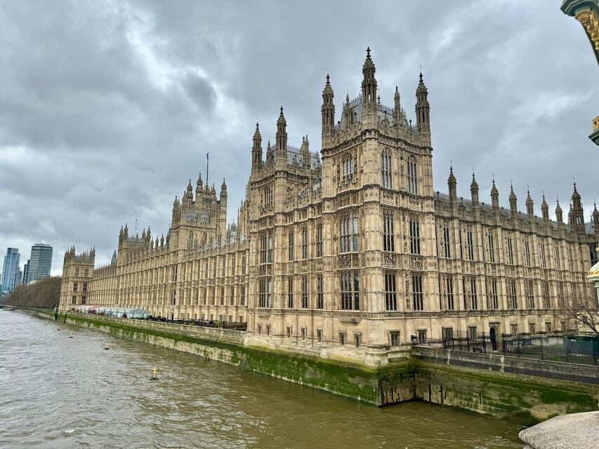 London Highlights Group Tour on Spanish - Westminster Abbey and Trafalgar Square: Heart of the City
