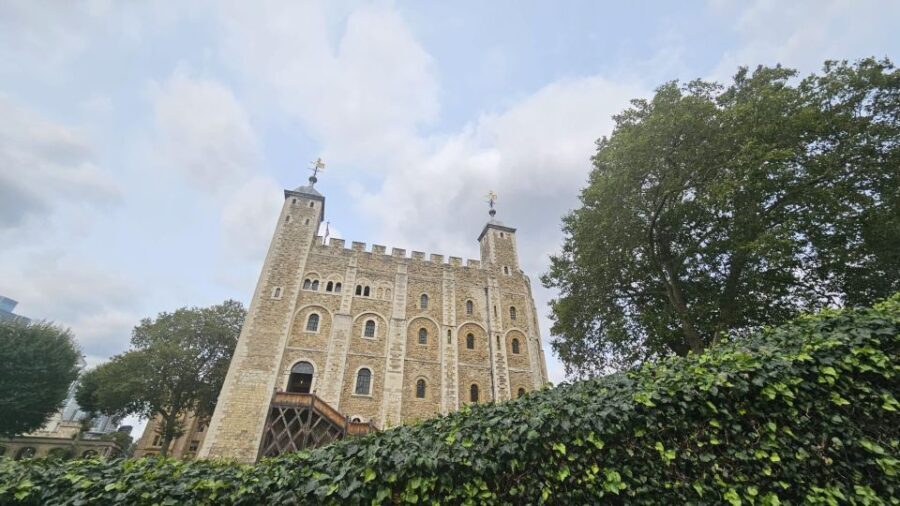London: Tower of London and Crown Jewels Easy Access Tour - Why the Guided Approach Works
