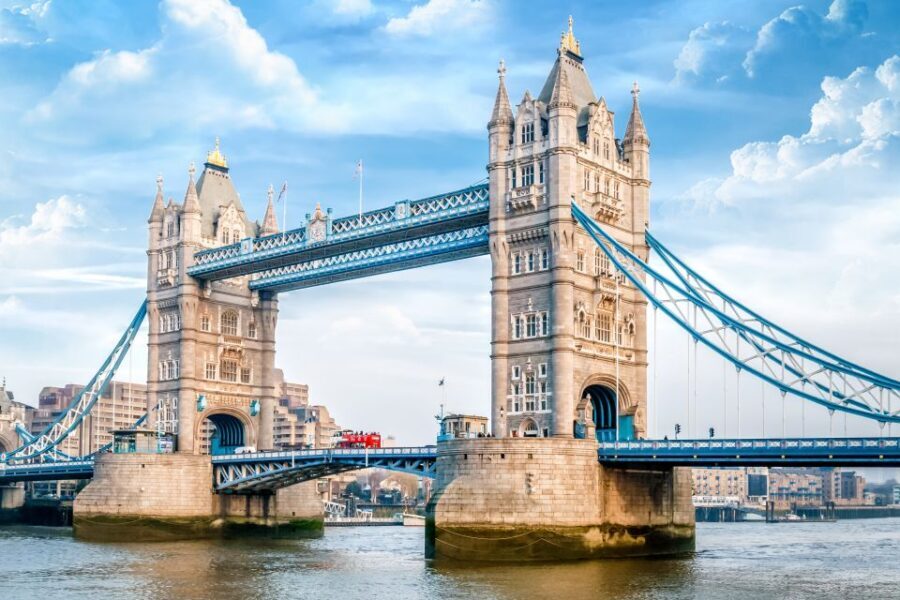 London: Tower of London Guided Tour with Crown Jewels Option - The Experience in Detail