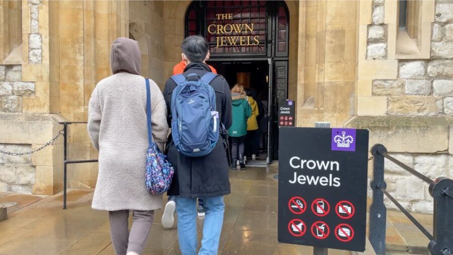 London: Tower of London Tour with Crown Jewels & Beefeaters - What to Expect and Practical Tips