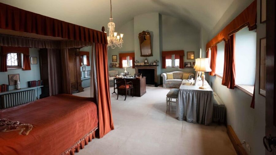 London: Winston Churchill Family Home with Transportation - An Authentic Look at Churchill’s Personal World