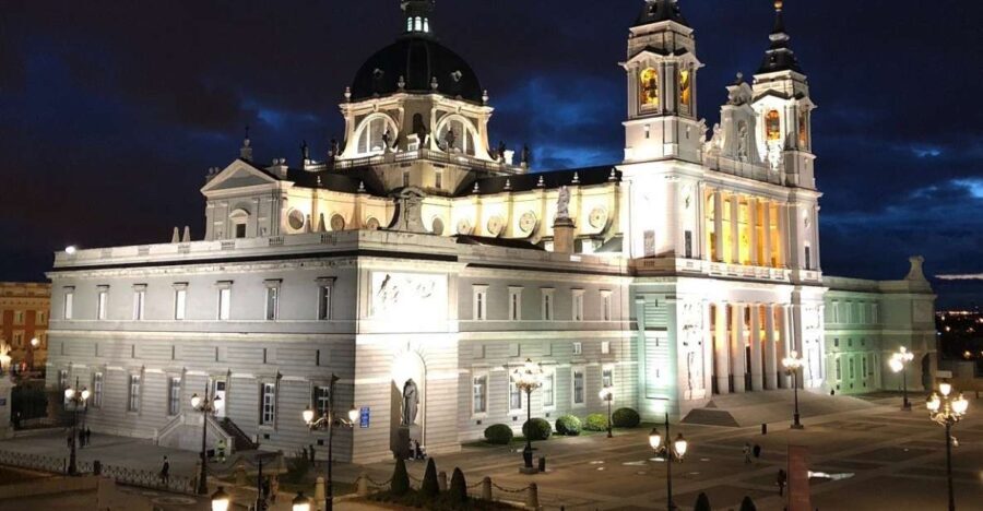 Madrid: Enchanted Evening Walking Tour in Spanish - Why This Tour Offers Good Value