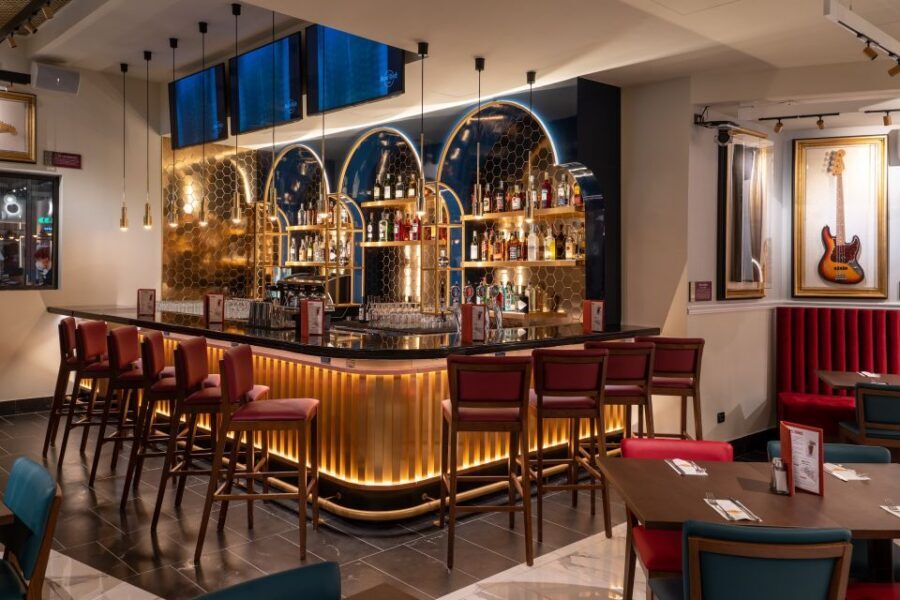 Milan: Hard Rock Cafe with Set Menu for Lunch or Dinner - The Rock Museum and Shop