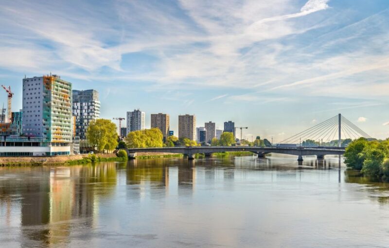 Nantes: Express Walk with a Local in 60 minutes - Key Points