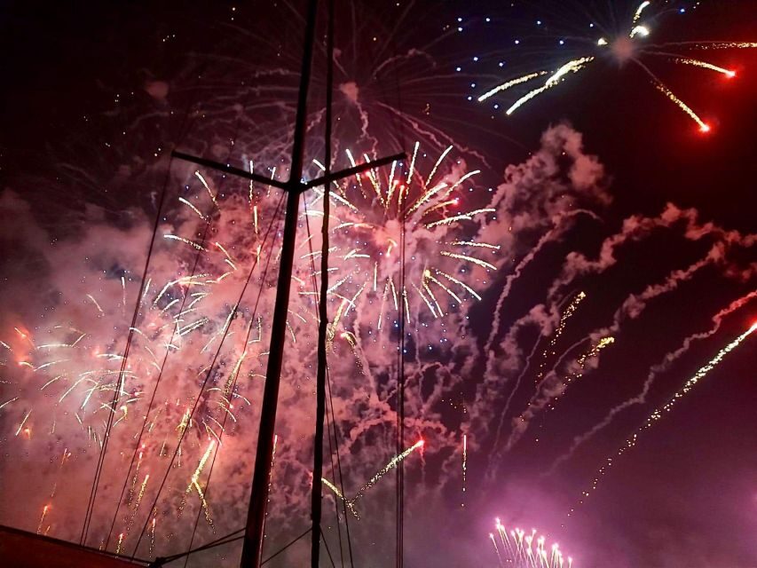 New Year's Eve Fireworks Sail with Sparkling Wine - What Makes This Tour Stand Out?