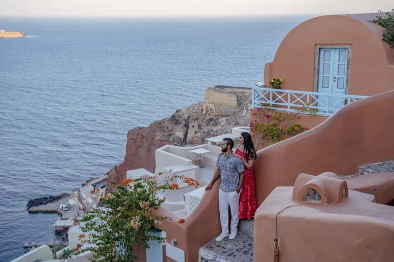 Oia: Couple Photoshoot Seprate Entrance to Blue Dome - The Value of a Short Photoshoot