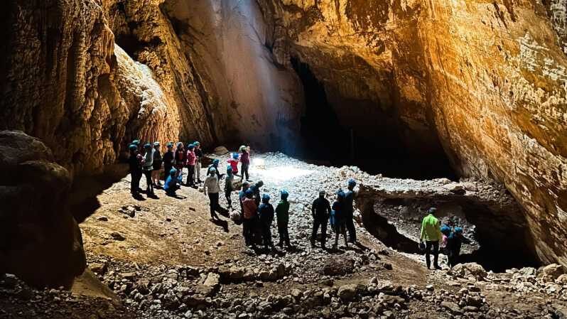 Oliena: Sa Nurre de Su Hoda Cave Hiking - Entering the Sa Nurre de Su Hoda Cave
