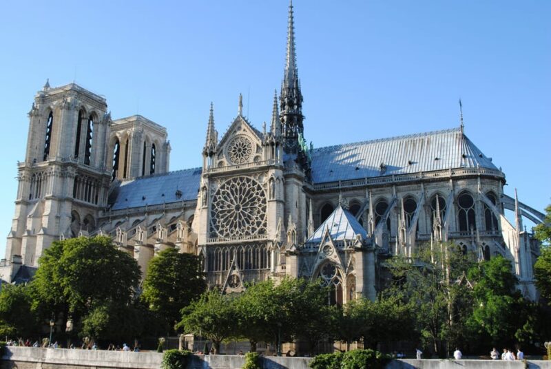 Outside Île de la Cité Tour with Crypt Access and cruise - Key Points