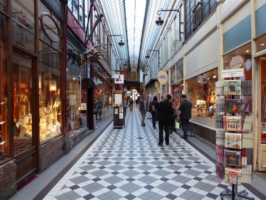 Paris: 2-Hour Passages Private City Tour in German - What to Expect