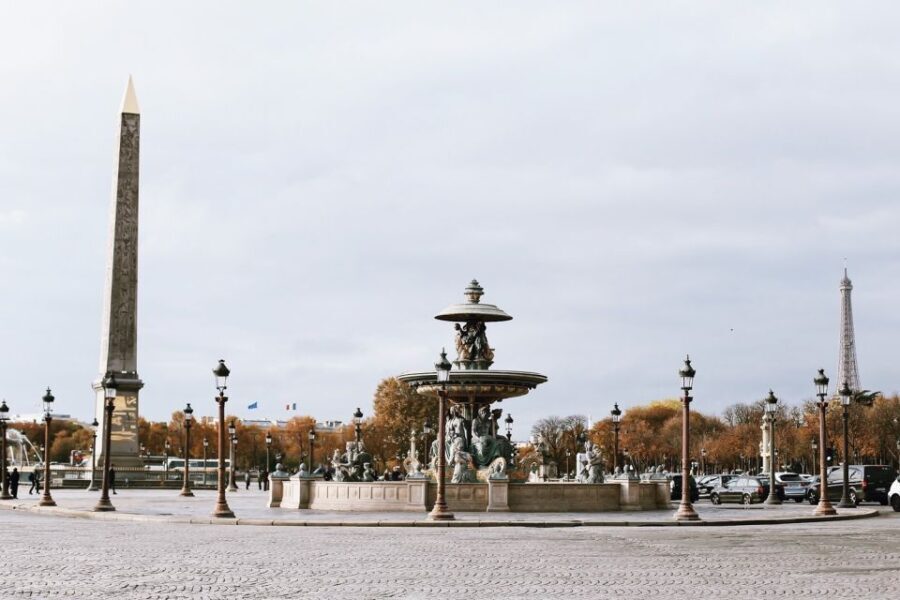 Paris: Guided Tour from Notre-Dame to Champs-Élysées - Analyzing the Experience for Different Travelers