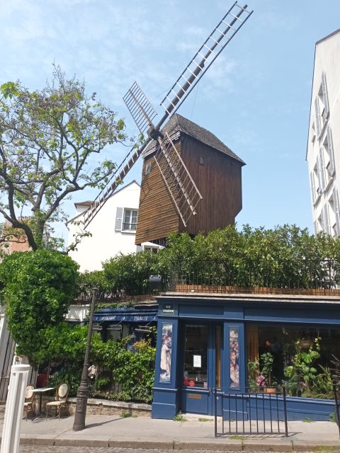 Paris: Montmartre Small Group Guided Walking Tour - Key Points