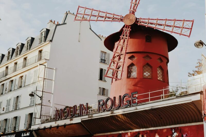 Paris: Montmartre Walking Tour with Official Local Guide - Key Points