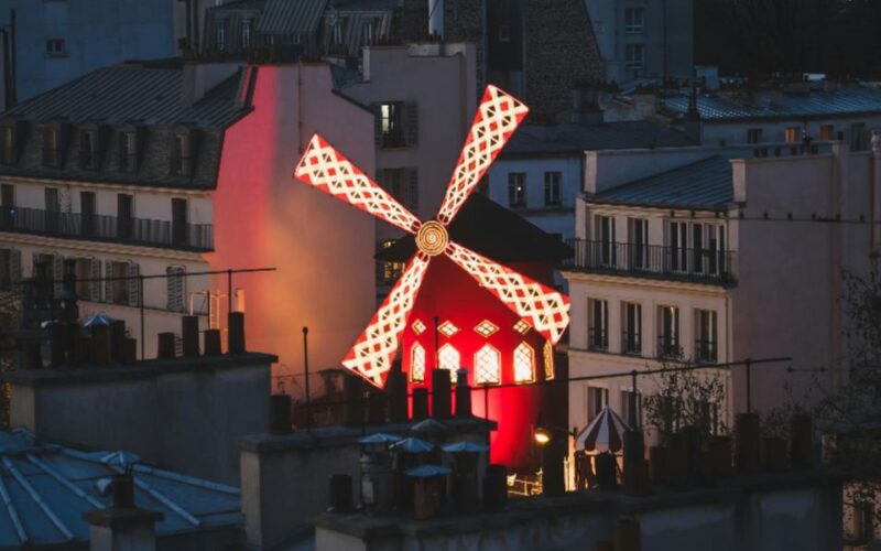 Paris: Montmartre Walking Tour with Sacré-Cur Entry Option - Key Points