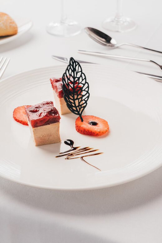 Paris : NYE Special Diner Cruise on the Seine River - The Food and Drinks
