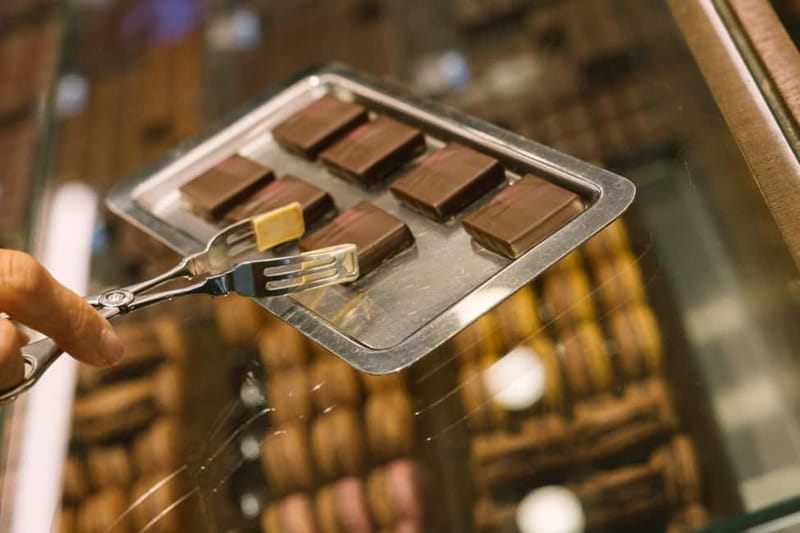 Paris: Pastry & Chocolate Walking Tour with Tastings - Key Points
