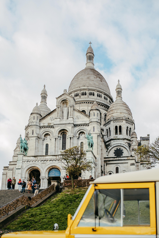 Paris: Private Guided Tour in a vintage Land Rover - The Experience of Riding in a Vintage Land Rover
