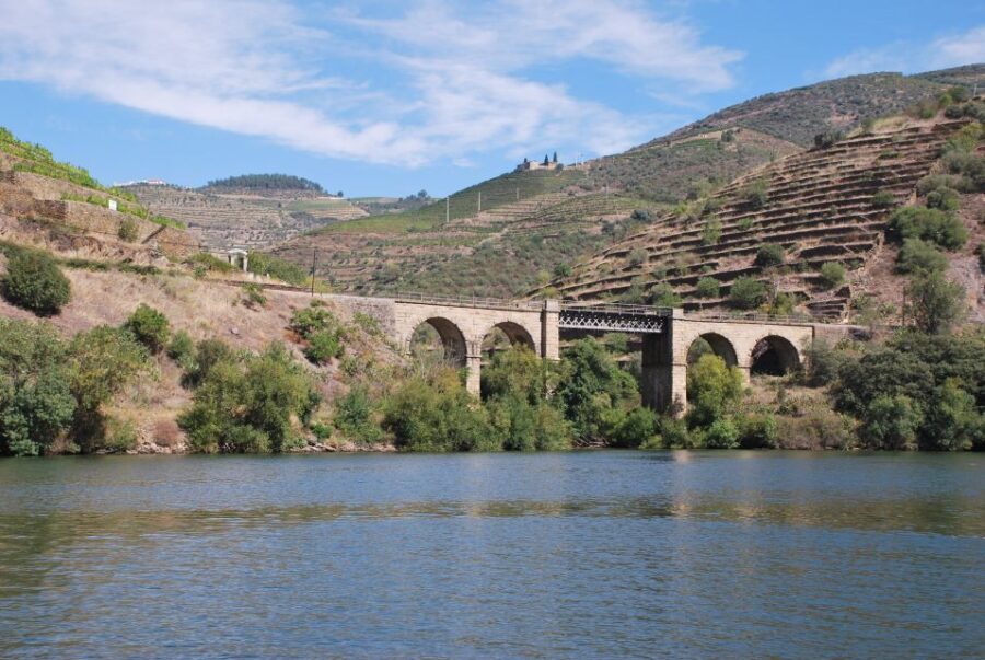 Pinhão: Douro Valley Rabelo Boat Tour and Kayak Experience - The Itinerary in Detail