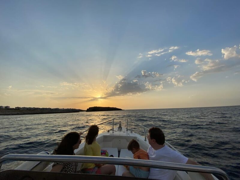 Polignano a Mare:tour Privato in barca tra grotte e aperitiv - Key Points