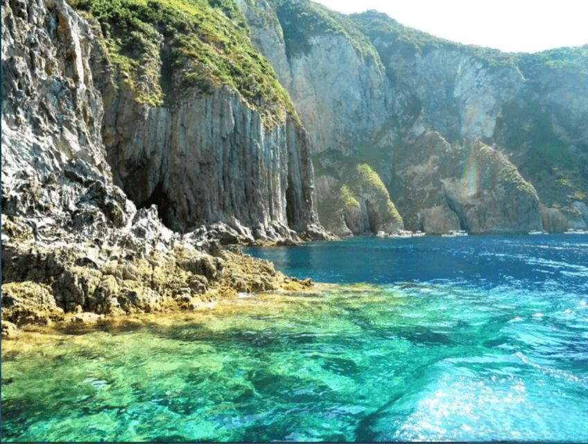 Ponza/Palmarola boat tour with lunch on board - The Experience of Swimming and Sightseeing