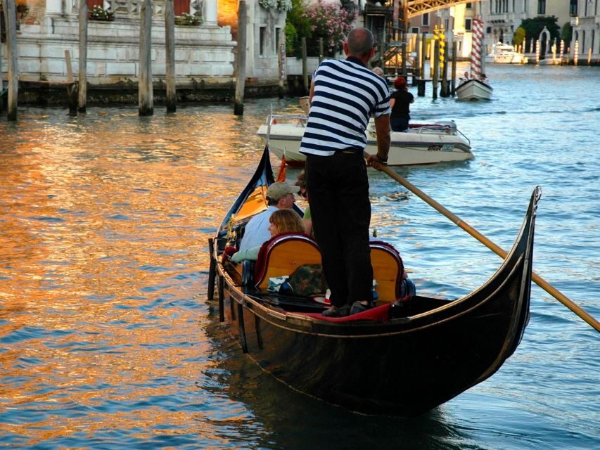 Private Gondola Experience: Discover Venices Waterways - An In-Depth Look at the Venetian Gondola Ride