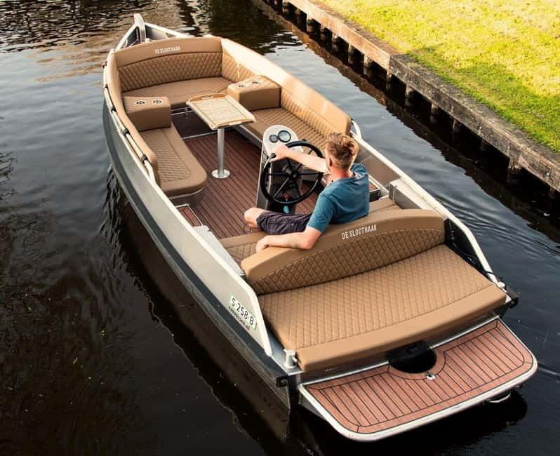 Private tour in luxury boat - What to Expect from Your Giethoorn Boat Tour