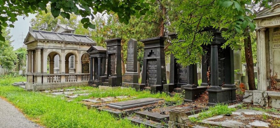 Private tour: Vienna Central Cemetery 1st gate and 2nd gate - Exploring the Old Jewish Cemetery