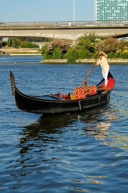 Roma: The one and only Roma Gondola tours on the lake! - What to Expect on the Tour