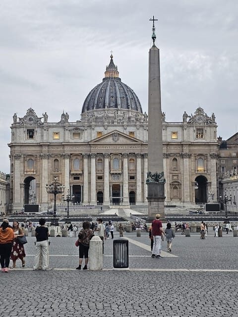 Rome: St Peter's Basilica & Papal Tombs Tour with Dome Climb - Exploring the Papal Grottoes