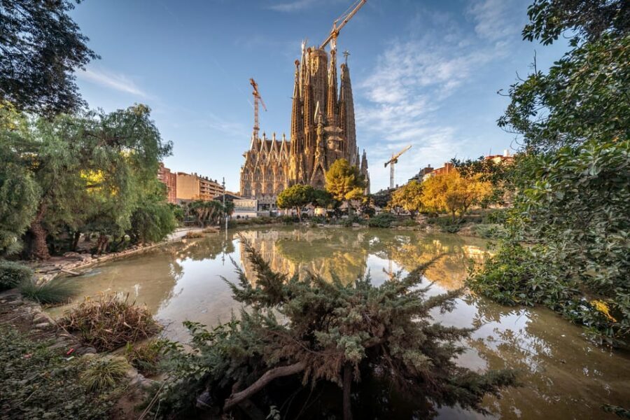 Sagrada Familia Tour with Express Entry and Local Guide - What to Expect During the Tour