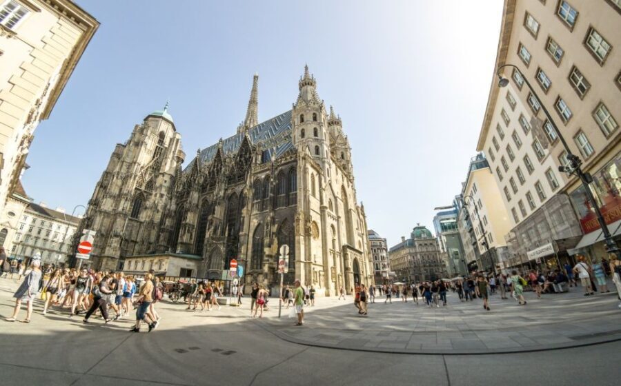 Salzburg: Day Trip to Munich Private Guided Tour - Transportation and Group Size