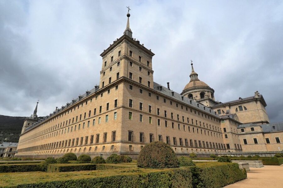 San Lorenzo de El Escorial: Monastery and Site Guided Tour - Discovering the Monastery of San Lorenzo de El Escorial