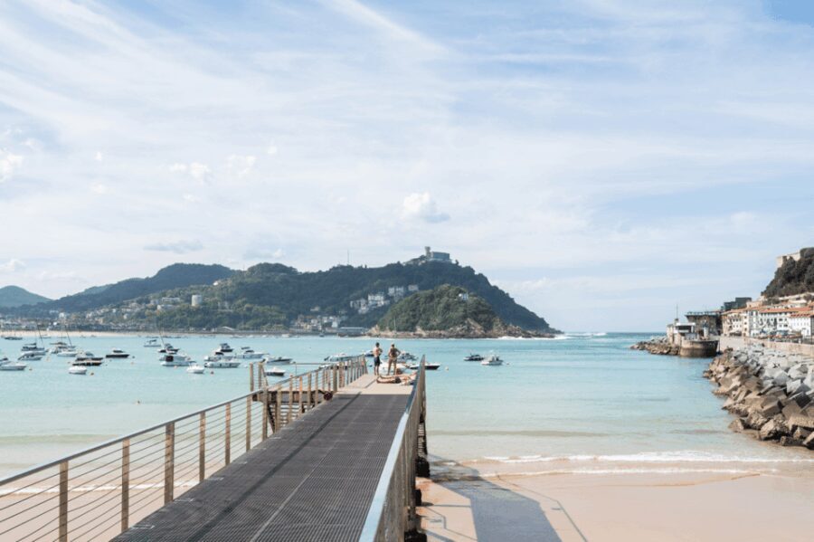 San Sebastian: Guided Walking Tour with Pintxo and Drink - Exploring the City’s Iconic Architecture and Sights