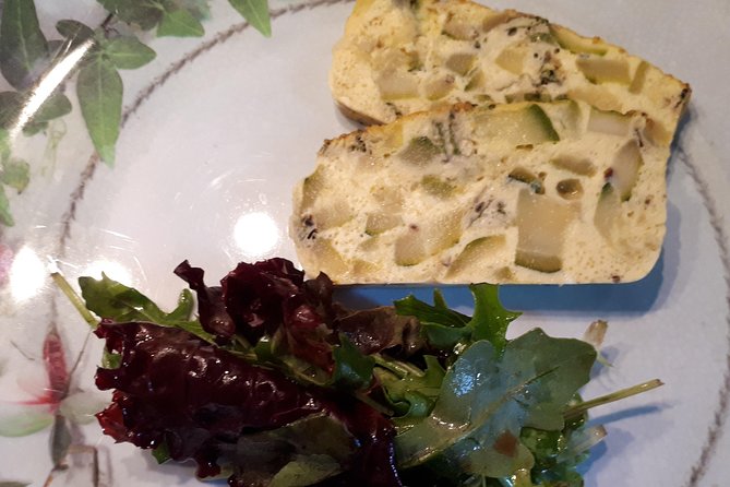 Seasonal French Lunch and Small-group Tour of Montmartre - Key Points