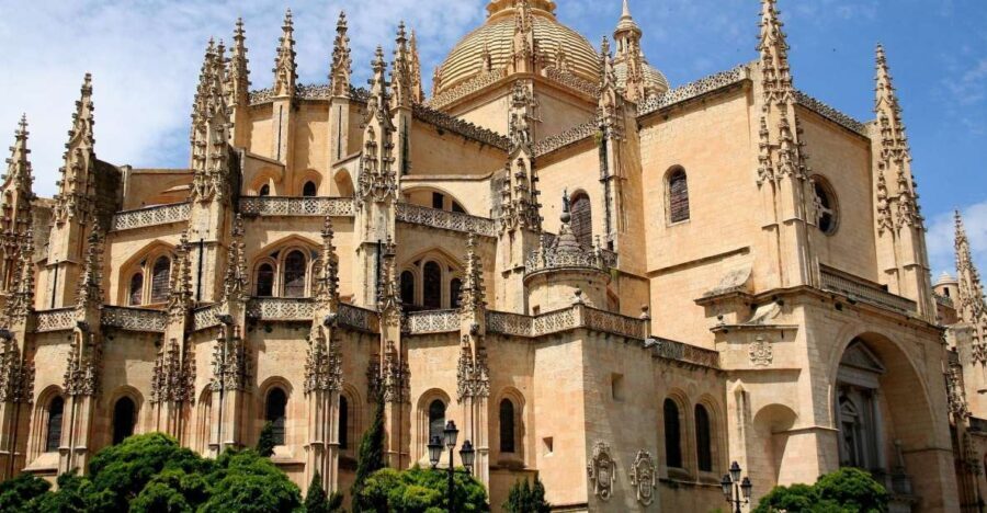 Segovia: Guided Walking Tour with Cathedral & Alcázar Entry - An In-Depth Look at the Itinerary