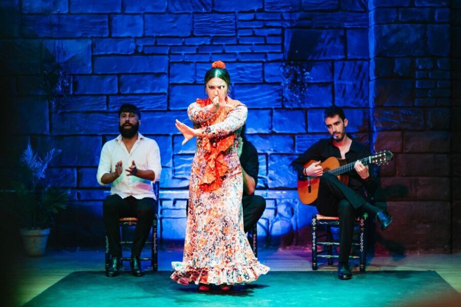 Seville: Baraka Sala Flamenca Show with Drink in Triana - Authenticity and Cultural Experience