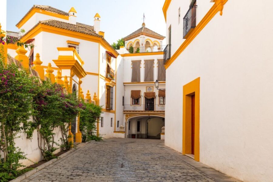 Seville: Barrio de Santa Cruz Small Group Walking Tour - Itinerary Breakdown