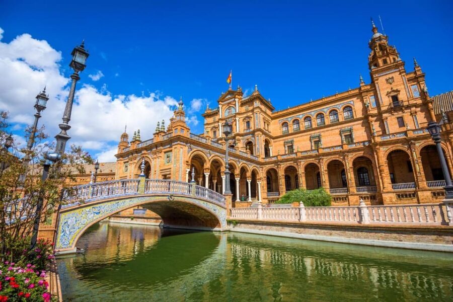 Seville: Express Walk with a Local in 60 minutes - The Itinerary in Detail