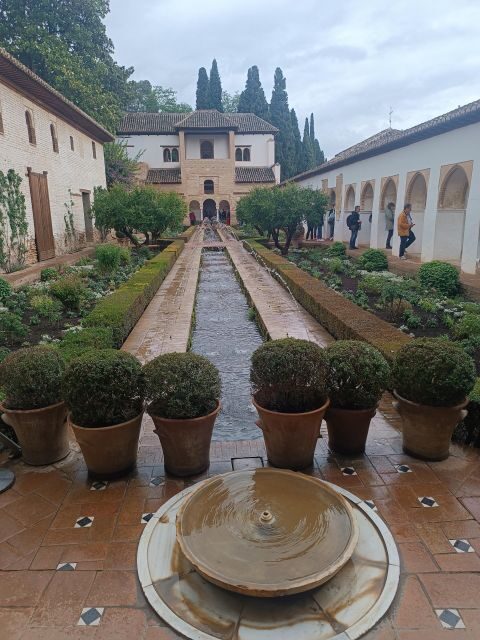 Seville: Private Day Trip to Granada with Alhambra Entry - Exploring the Alhambra: The Crown Jewel