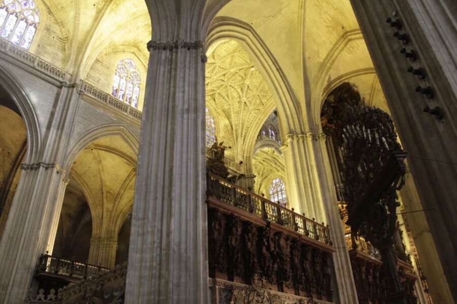 Seville: Royal Alcazar, Cathedral and Giralda Tower Tour - Discovering the Royal Alcázar of Seville