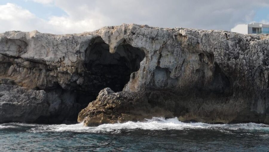 Syracuse: Boat tour Ortigia island,seacaves and Explanations - An In-Depth Look at the Tour Experience