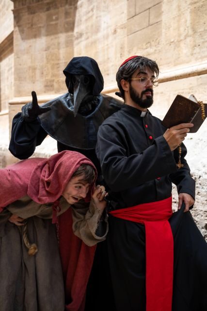The black plague, theatrical visit - FAQs