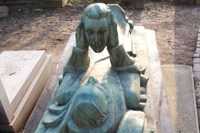 The Père Lachaise Cemetery: Guided 2-Hour Small-Group Tour - Key Points
