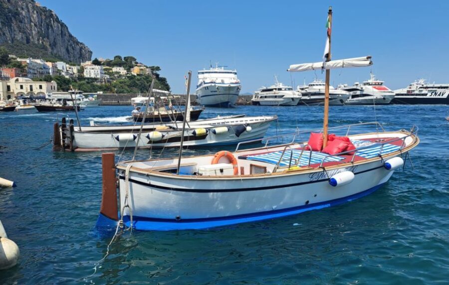 Tour di Capri in barca Classica al Tramonto - What to Expect on the Water