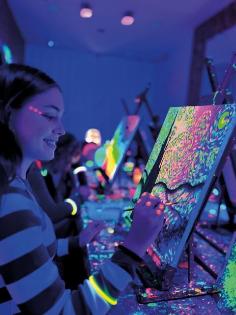 Valencia: Wine Gogh Glow Academy Paint and Sip Classes - What the Experience Offers