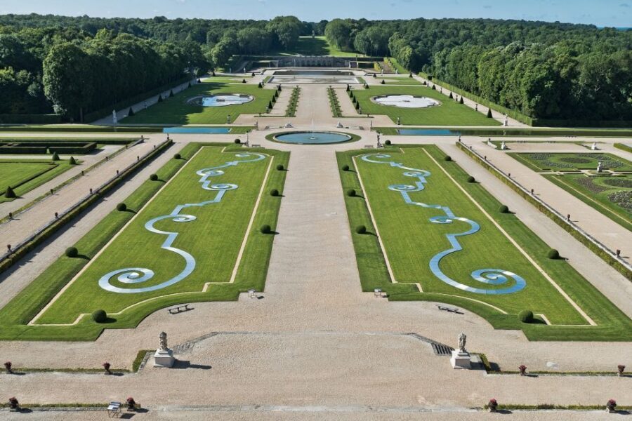 Vaux le Vicomte Chateau Entry Ticket and Chateaubus Transfer - Exploring Vaux le Vicomte’s Architecture and Gardens