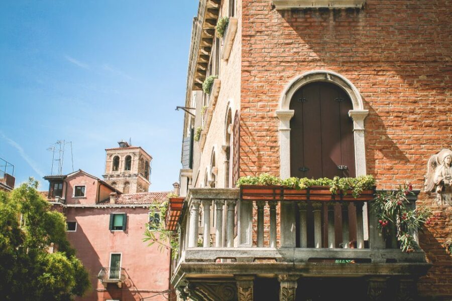 Venice: 1.5-Hour Wandering Around the City - The Practical Side: Price, Duration, and Group Dynamics