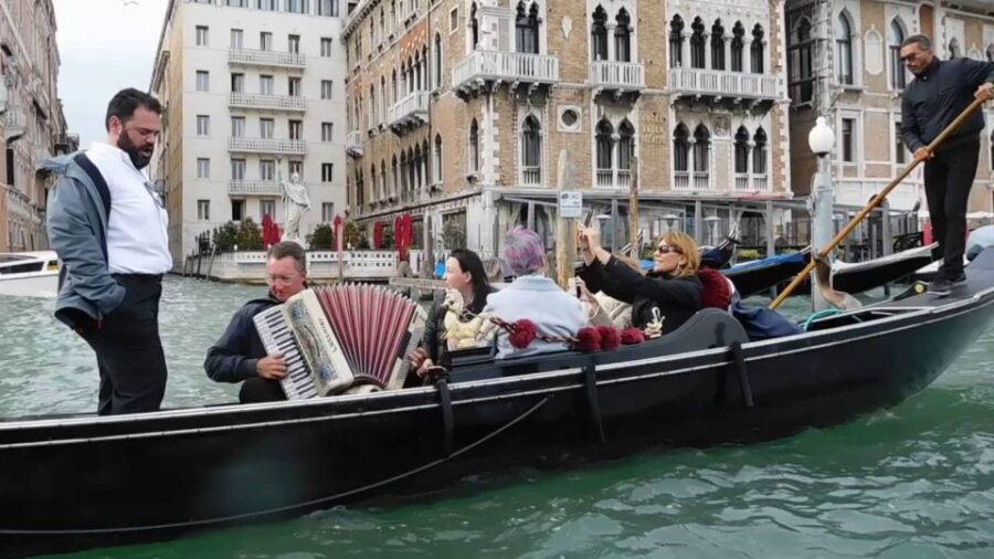 Venice: 30-Minute Gondola Ride on Grand Canal with Serenade - Practical Details and What to Expect