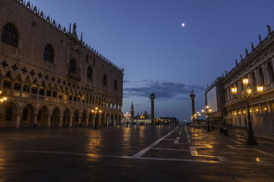 Venice: Private After Dark Tour and Gondola Ride - The Gondola Ride: A 30-Minute Night Cruise