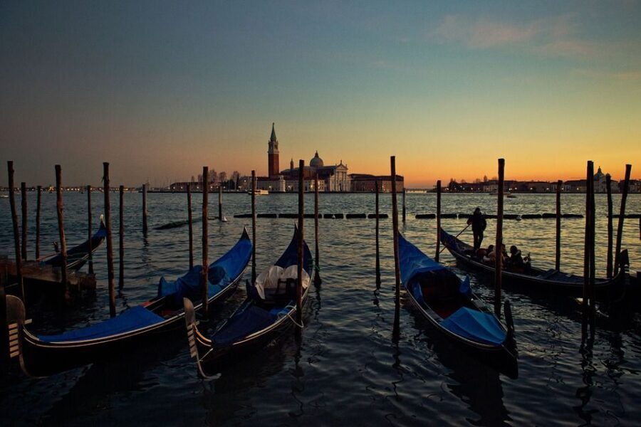 Venice: Private Evening Stroll with Gondola Ride - The Landmarks and Highlights
