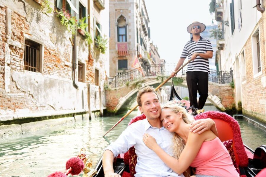 Venice: Romantic Gondola tour and Dinner for two - An In-Depth Look at the Experience